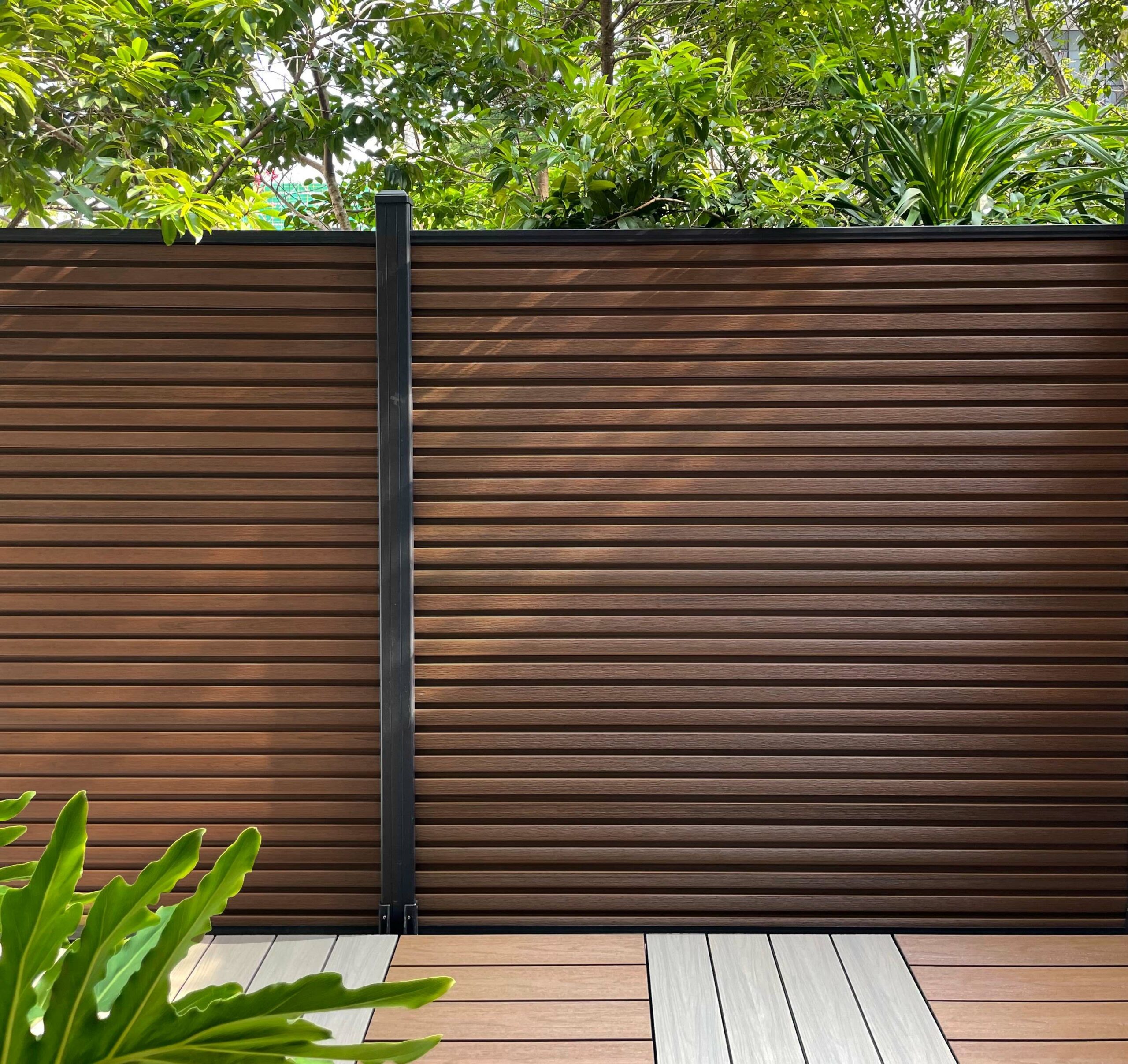 WPC-Zaun Rhombus Walnuss – MT Zaune